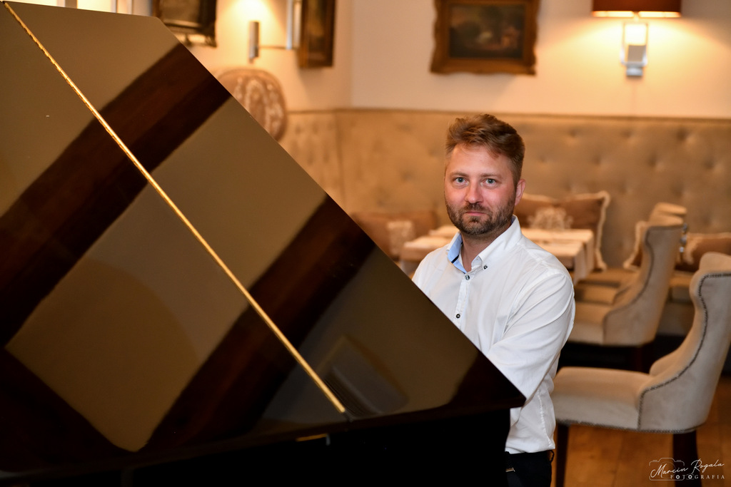 Jarek Gajewski-biografia pianisty i nauczyciela gry.